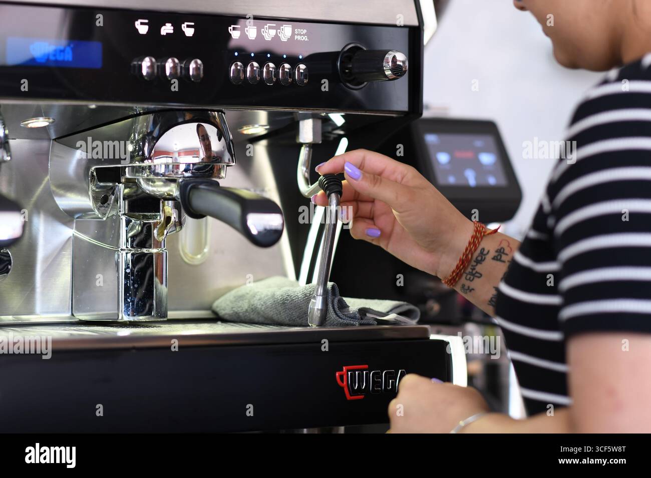Barista cleaning steam wand hi-res stock photography and images - Alamy