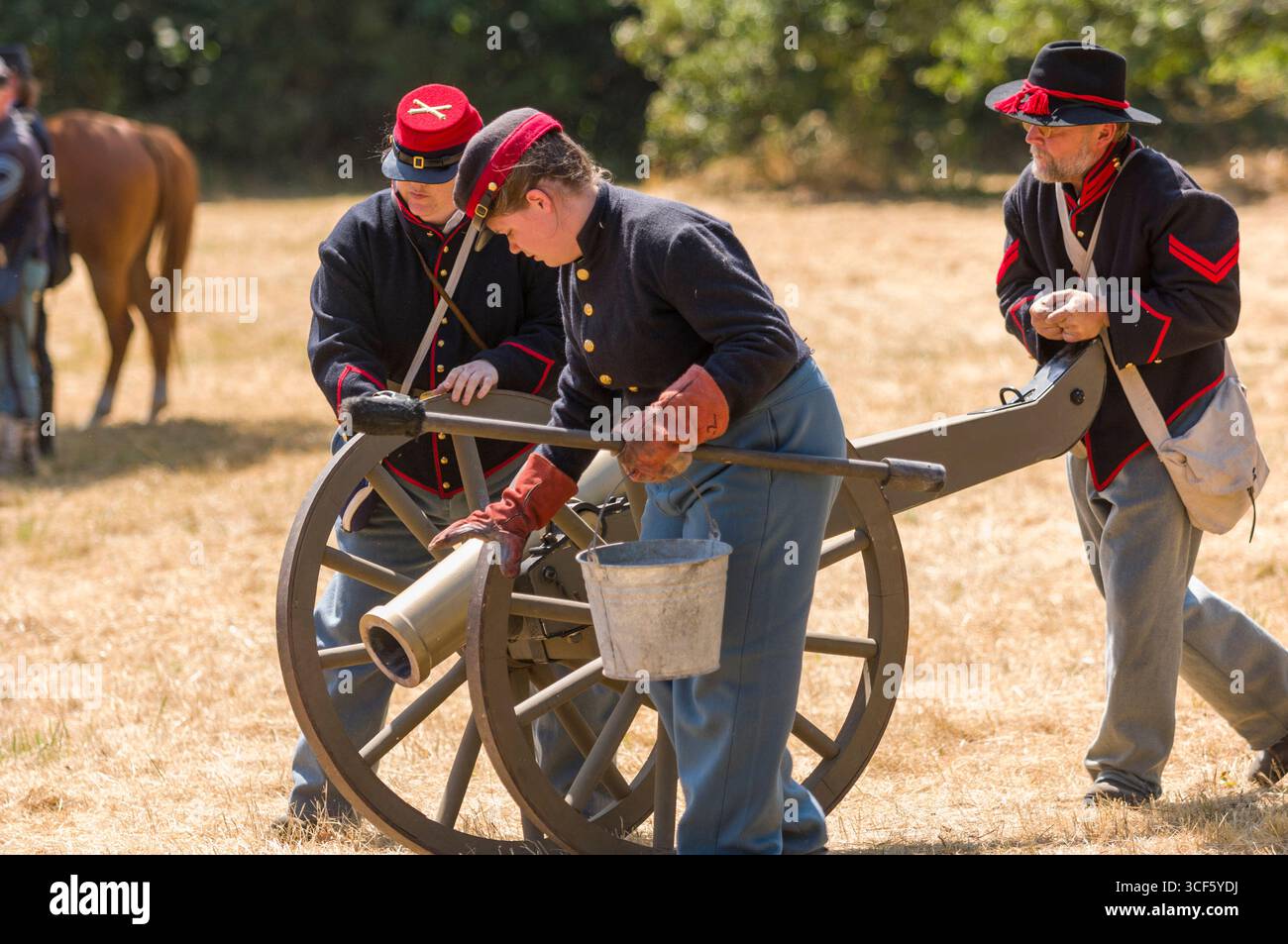 Civil war soldiers setting up hi-res stock photography and images - Alamy
