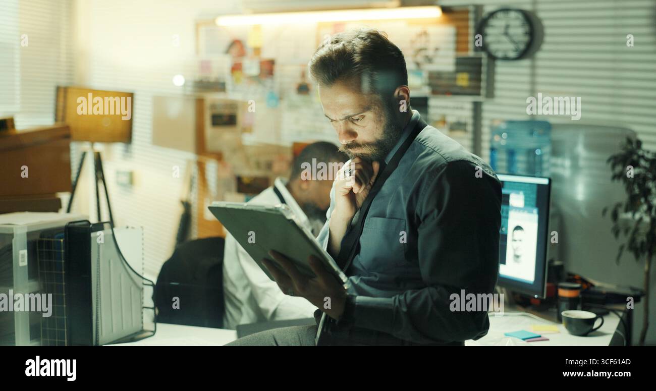 Thinking detective man tablet hi-res stock photography and images - Alamy