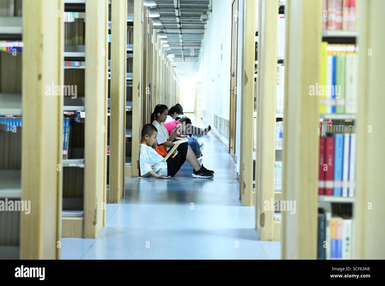 **CHINESE MAINLAND, HONG KONG, MACAU AND TAIWAN OUT** People read books ...