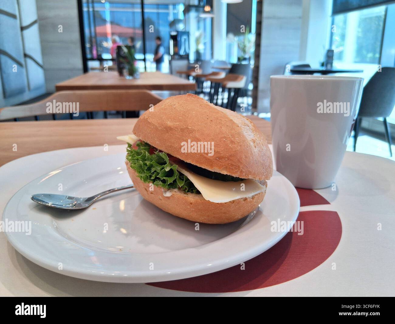 Cafe trinken und Broetchen essen zur Mittagspause Cafe trinken in der ...