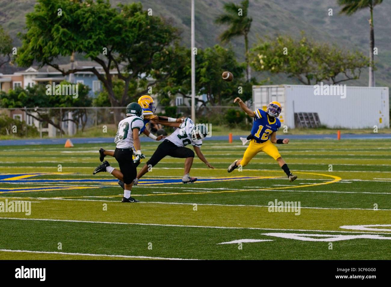 Quarterback follow through hi-res stock photography and images - Alamy