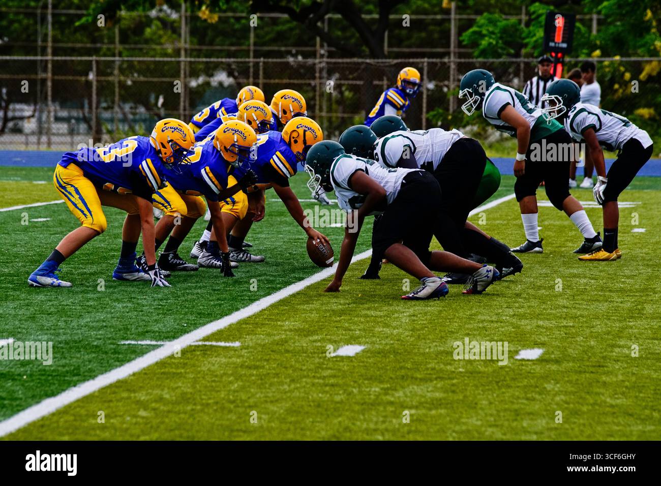 Teams line up scrimmage hi-res stock photography and images - Alamy