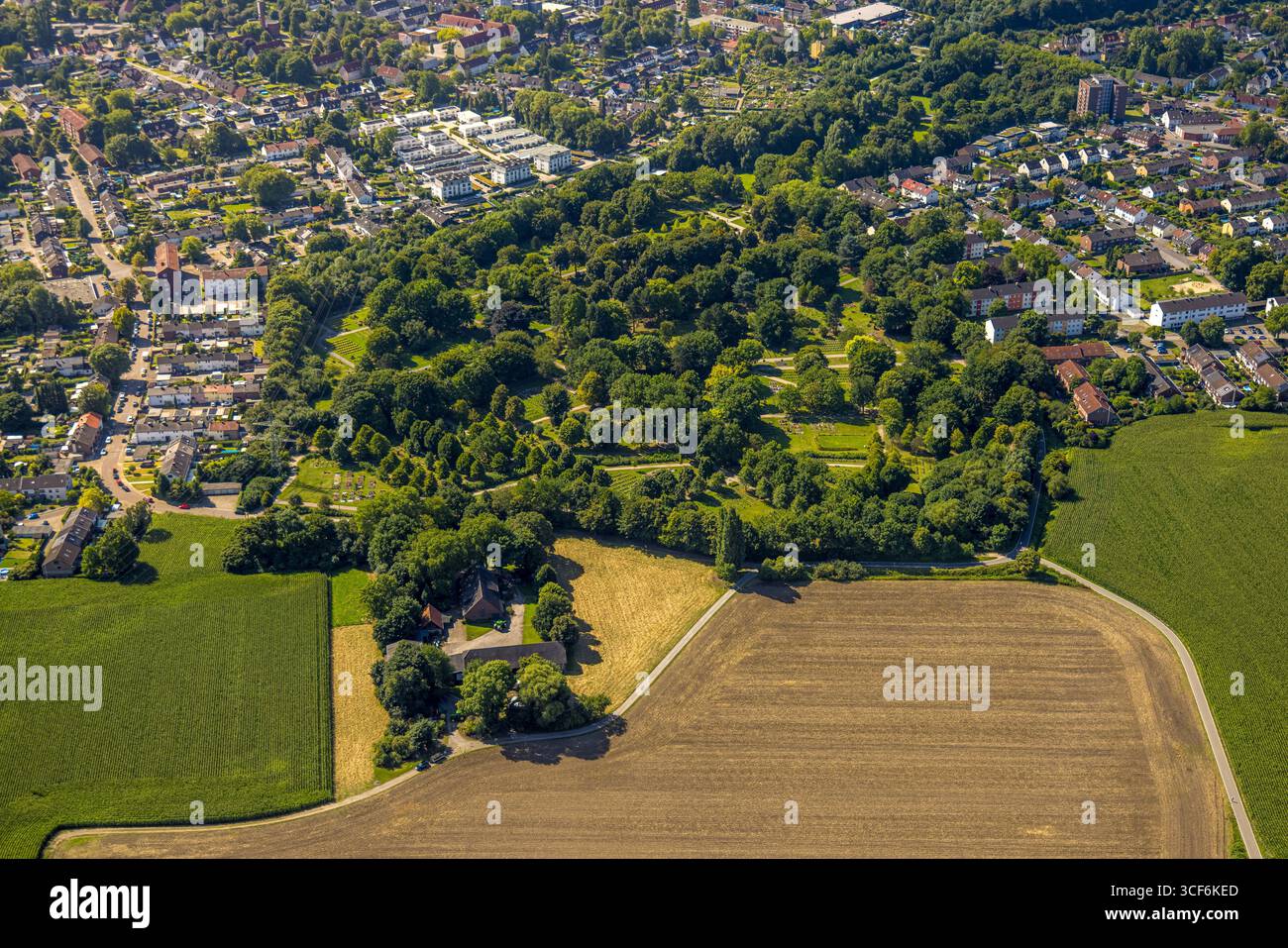 Luftbild, Friedhof Brauck und Islamischer Friedhof, hinten das ...