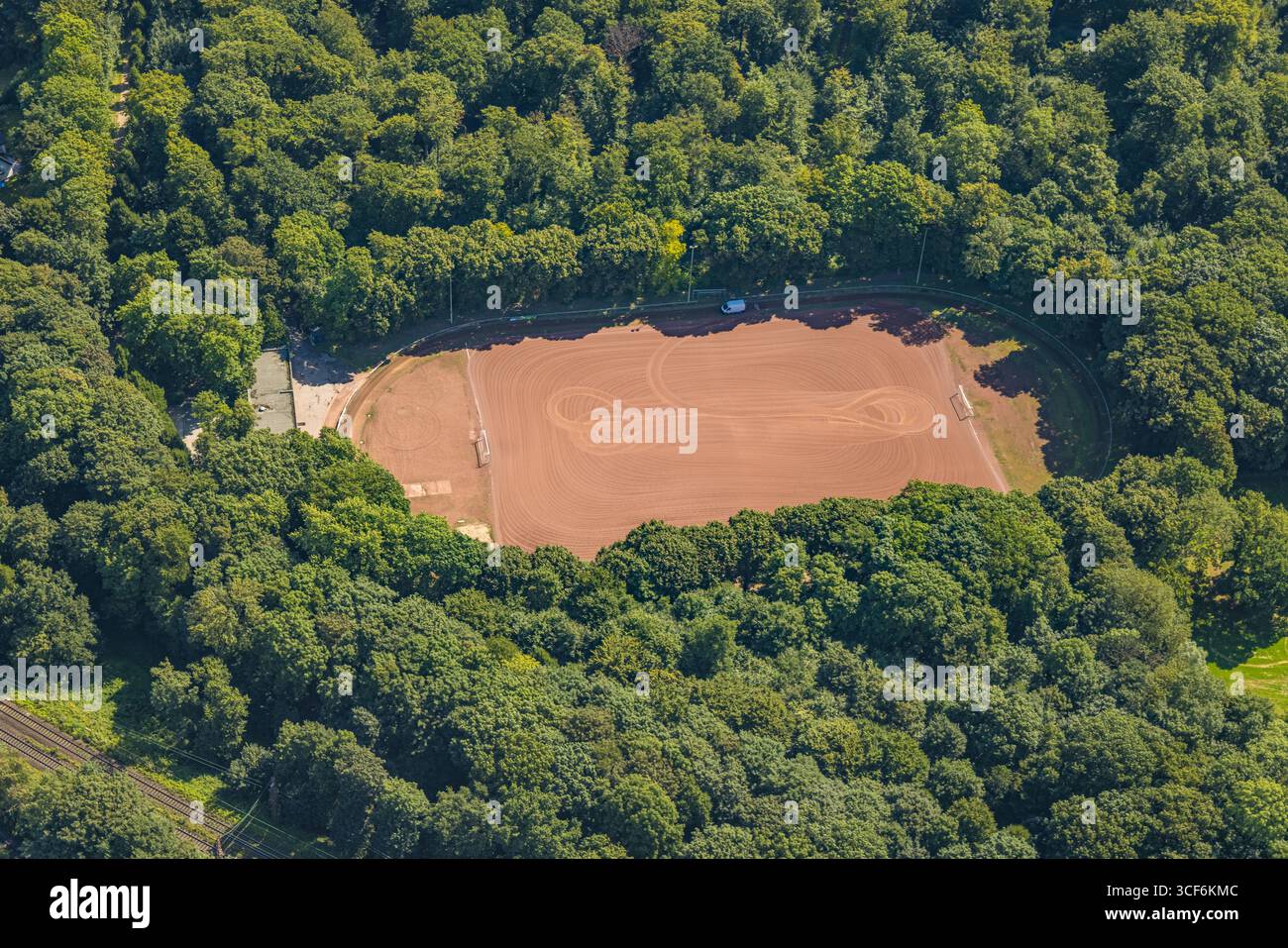 Luftbild, Aschenplatz Sportplatz Adler Ellinghorst 1961 e.V. im Wald ...