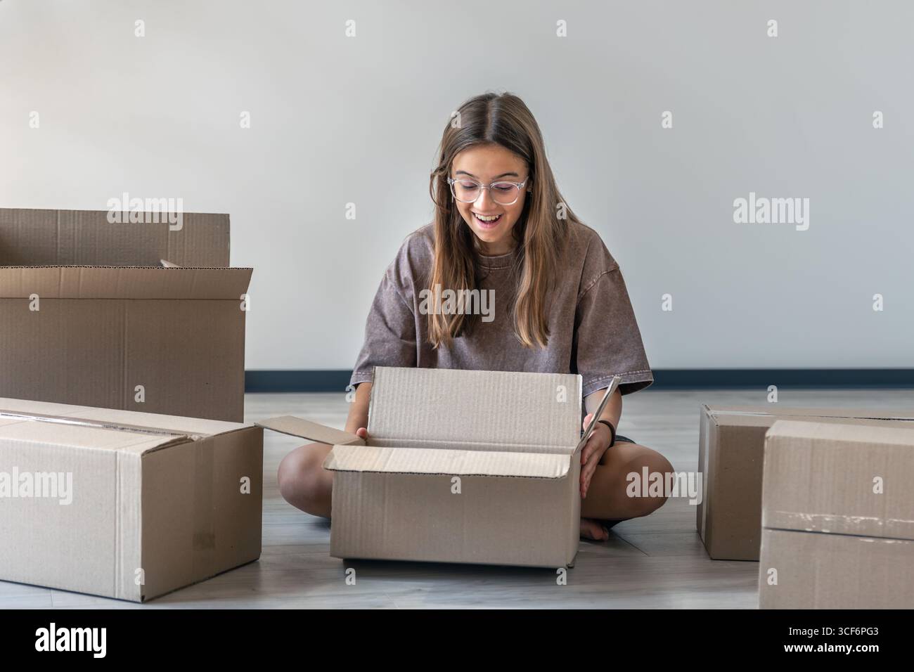 Girl unboxing parcel joy hi-res stock photography and images - Alamy