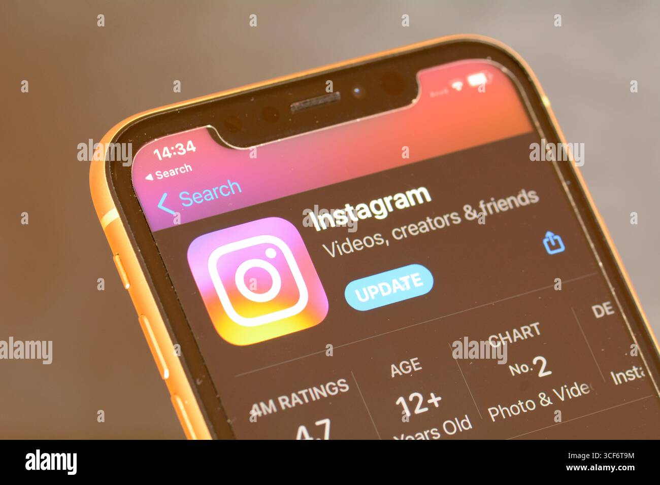 Instagram app on screen hi-res stock photography and images - Alamy