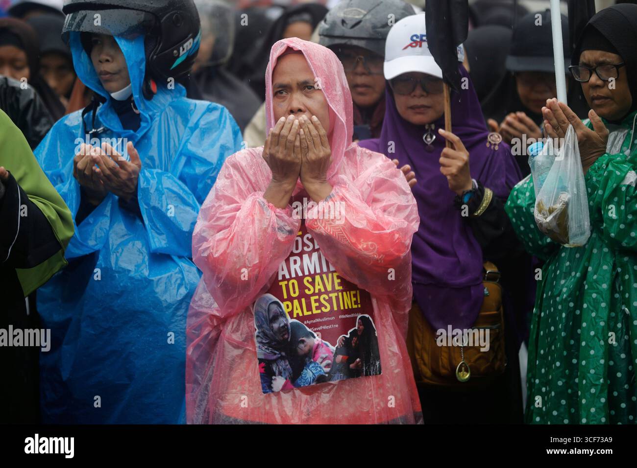 Protesters pray outside the building that houses the US Consulate in ...