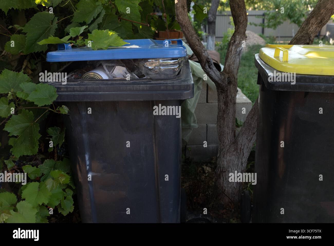 Two large outdoor garbage hi-res stock photography and images - Alamy