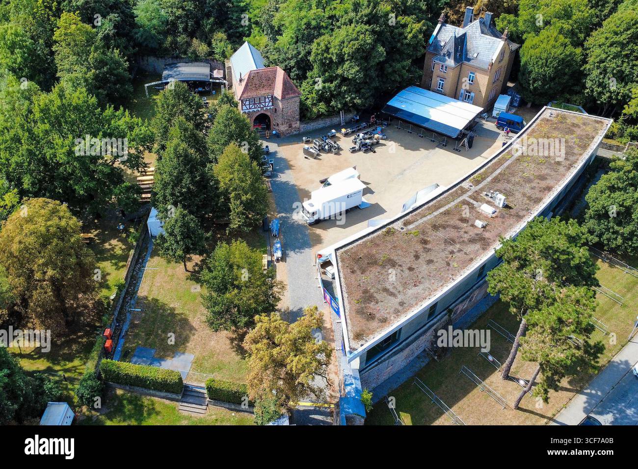 Aufbau zum Festival Volk im Schloss im Hof des ehemaligen Schloss ...
