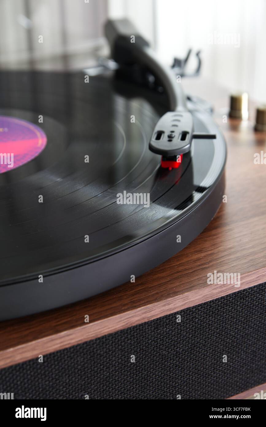 Vintage turntable playing vinyl hi-res stock photography and images - Alamy