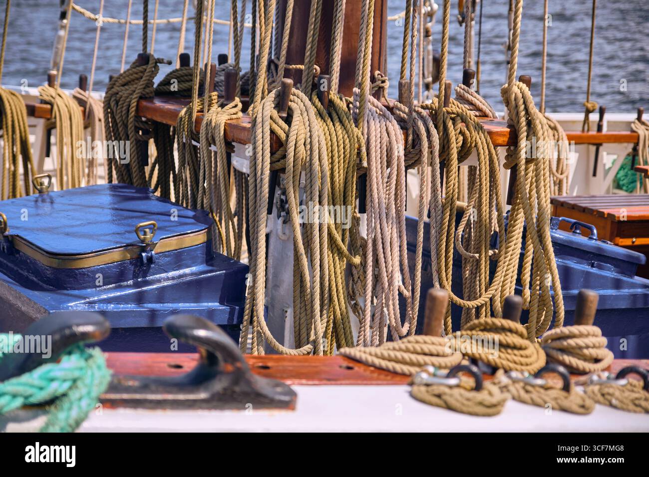 Belaying pin rack hi-res stock photography and images - Alamy