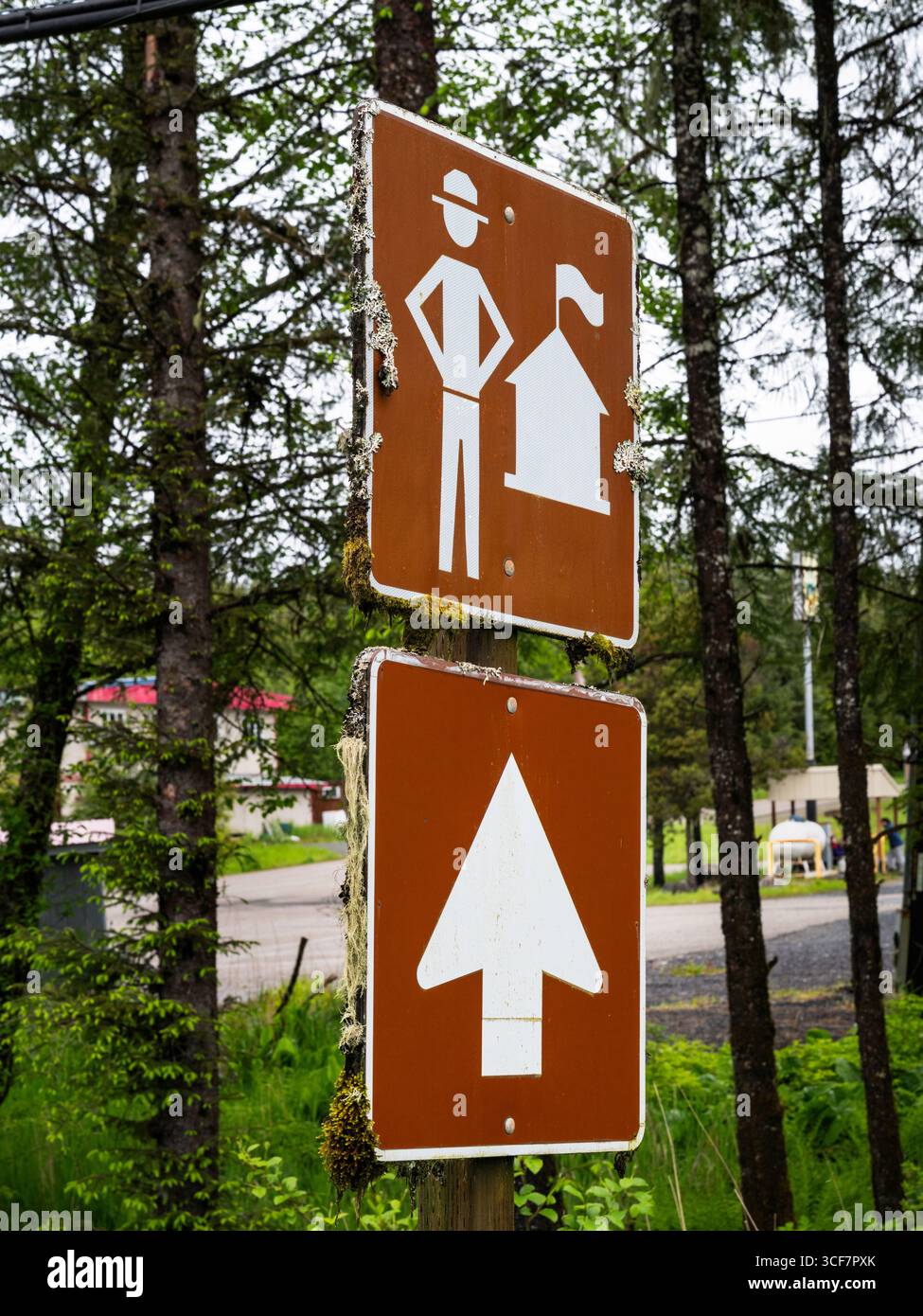 Brown roadside traffic sign indicating a ranger station ahead, with ...