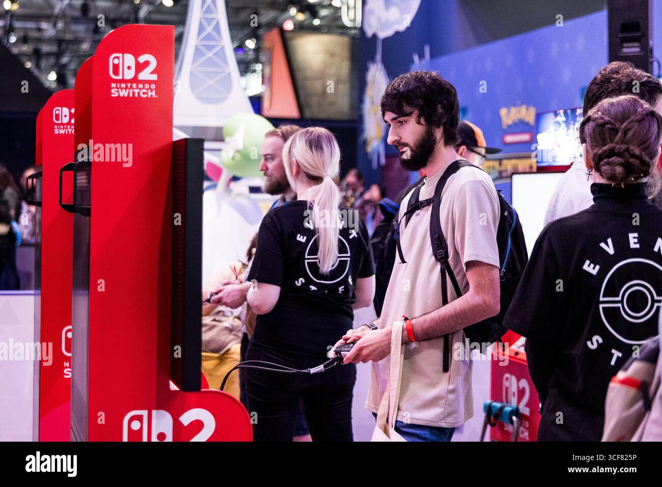 Gamescom 2025 21.08.2025 Ein Besucher der Messe spielt an einer ...