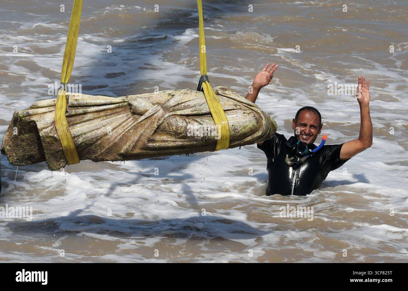 Egypt Antiquities Egyptian divers work to retrieve submerged artifacts ...
