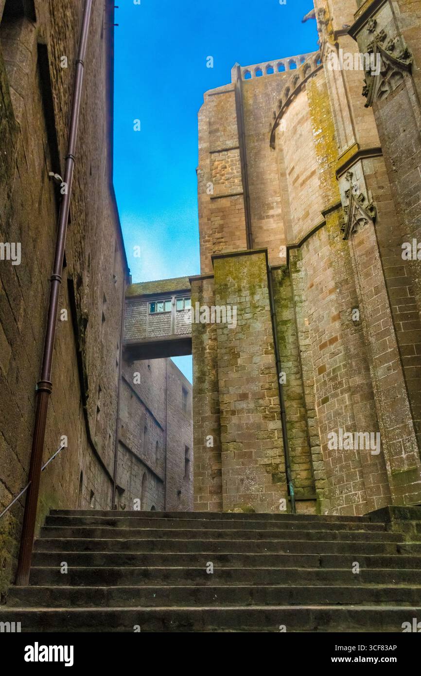 Narrow passageway between two walls hi-res stock photography and images ...