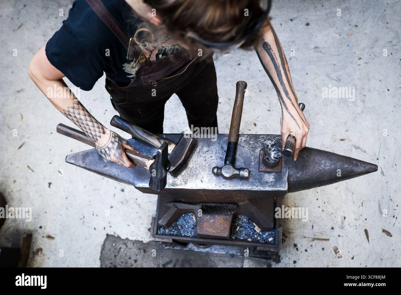 PRODUCTION - 18 August 2025, Hamburg: Naima Waage, apprentice ...