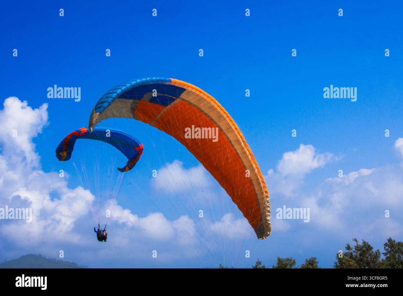Two para gliders glide hi-res stock photography and images - Alamy