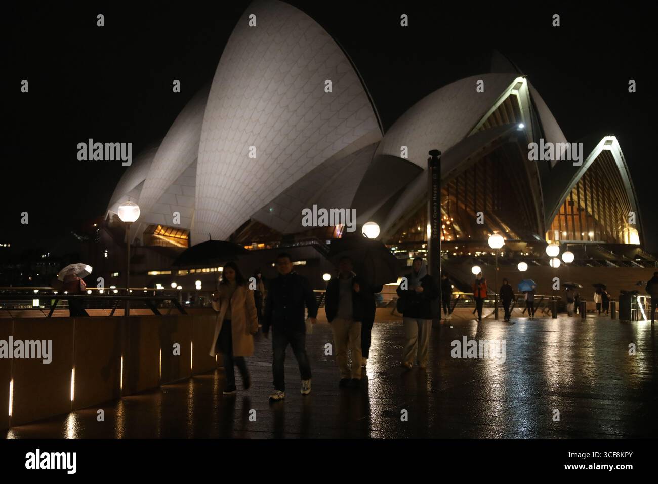 Sydney, NSW, Australia. 21st August 2025. People in the rain in the ...