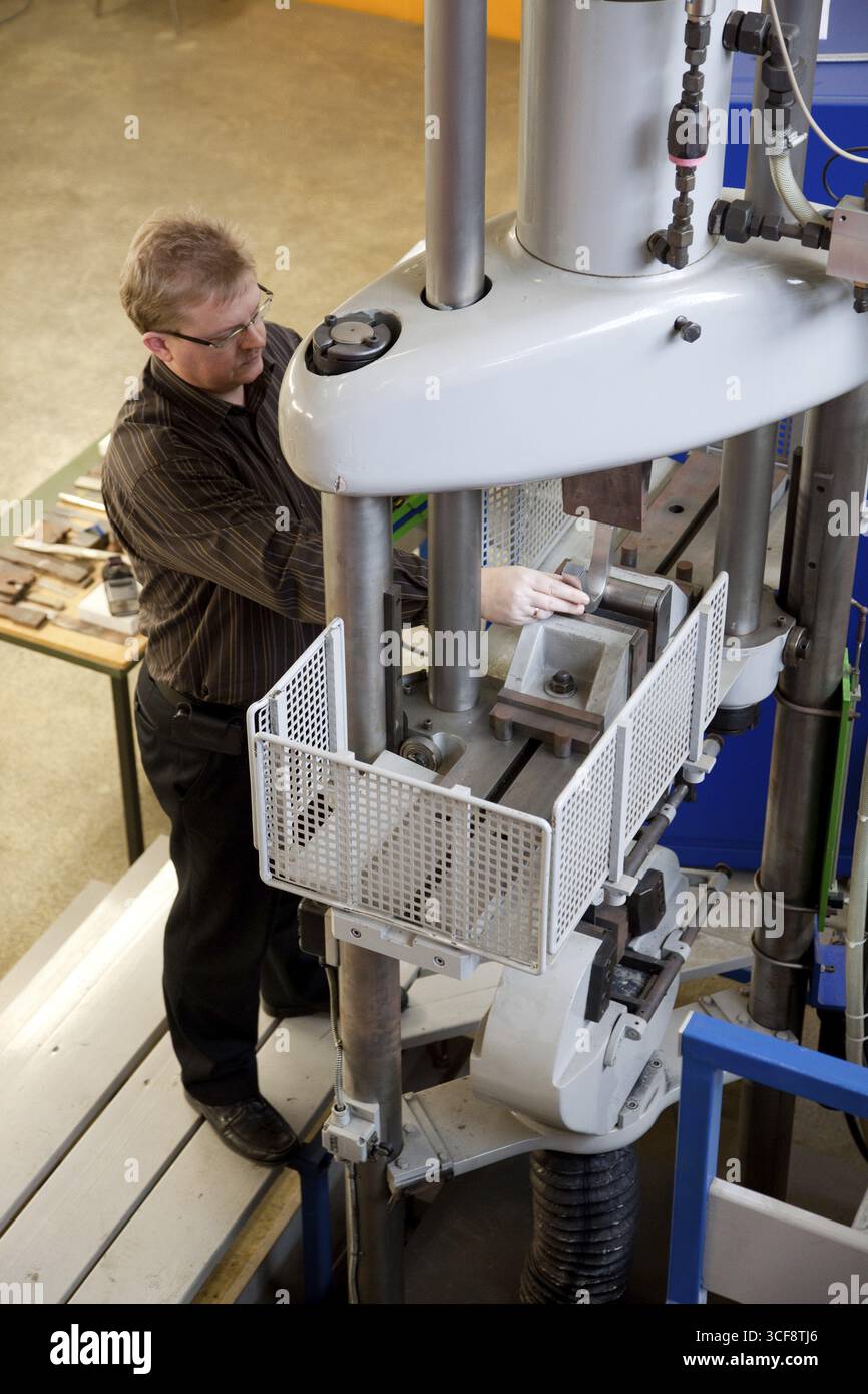 Laboratory analysis tensile test hi-res stock photography and images ...