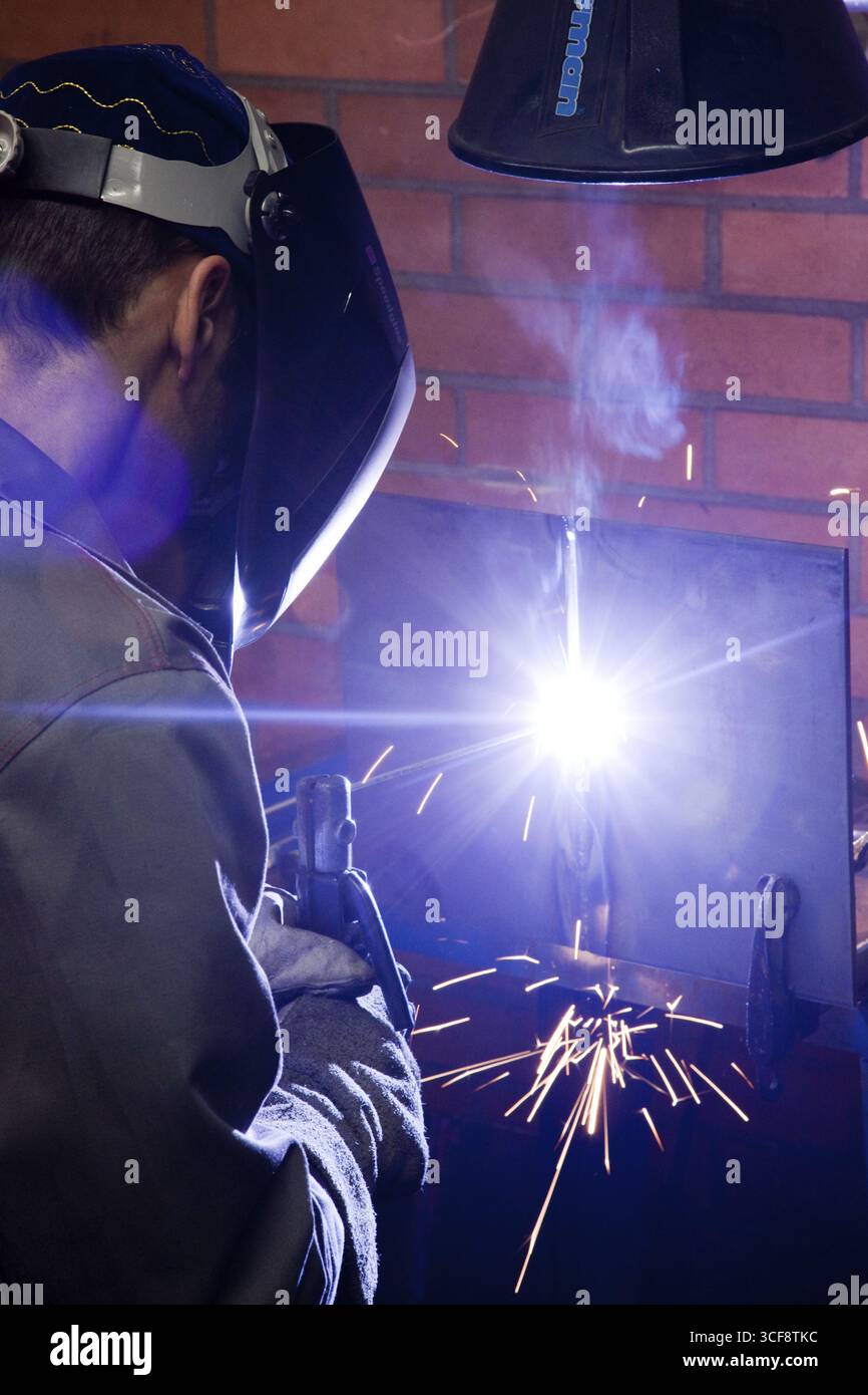 Welding student manual arc hi-res stock photography and images - Alamy