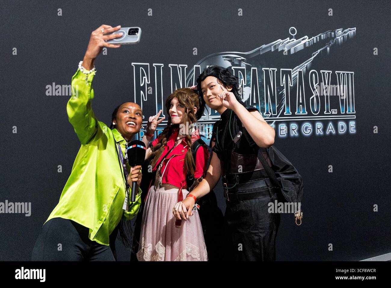 Final Fantasy Cosplayer posieren mit einer RTL Moderatorin für einen ...