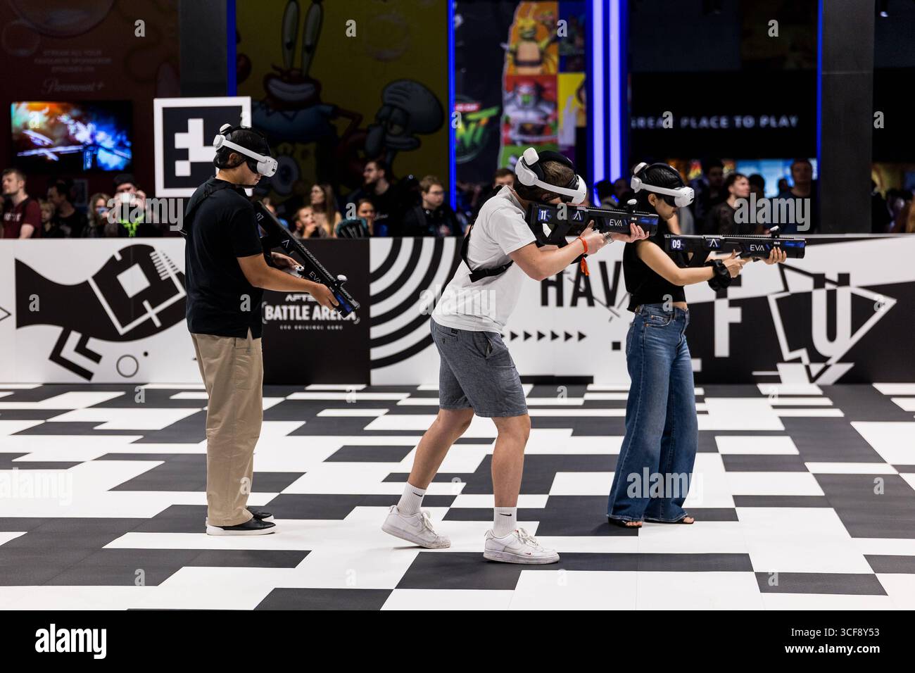 Gamescom 2025 21.08.2025 EVA eSports Virtual Arena auf der Gamescom - Besucher spielen mit VR ...