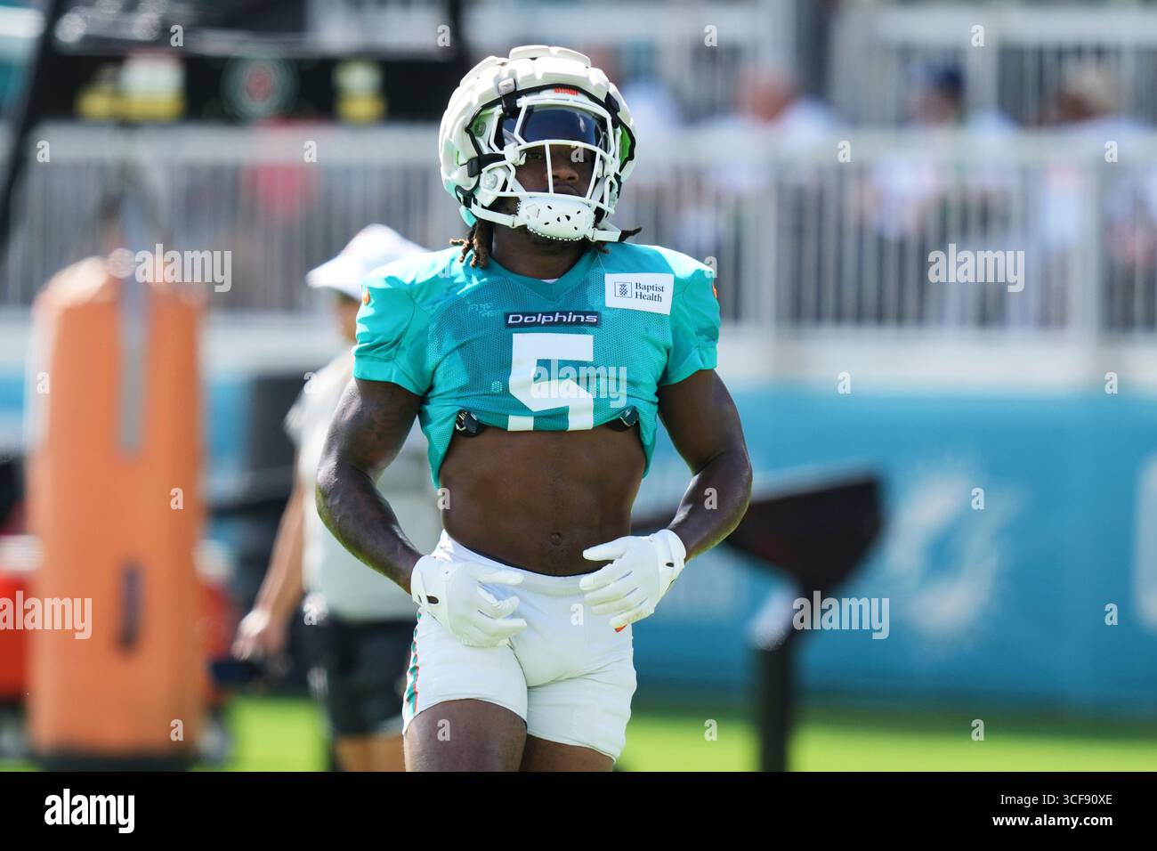 Miami Dolphins running back Jaylen Wright (5) runs drills during a ...