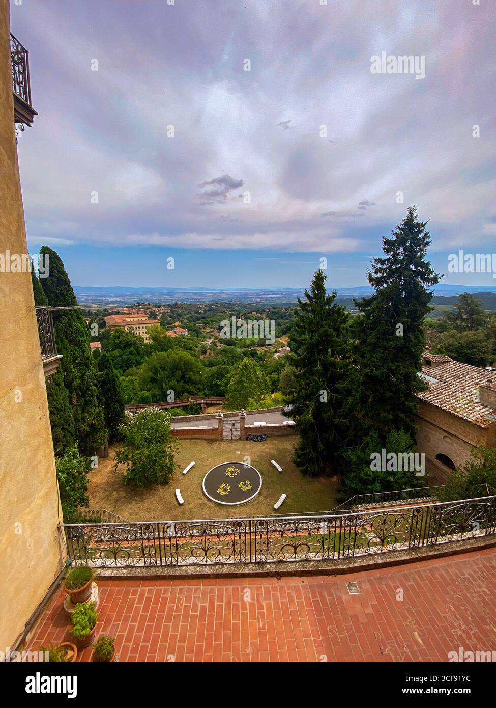 Balcony flowers in tuscany hi-res stock photography and images - Alamy