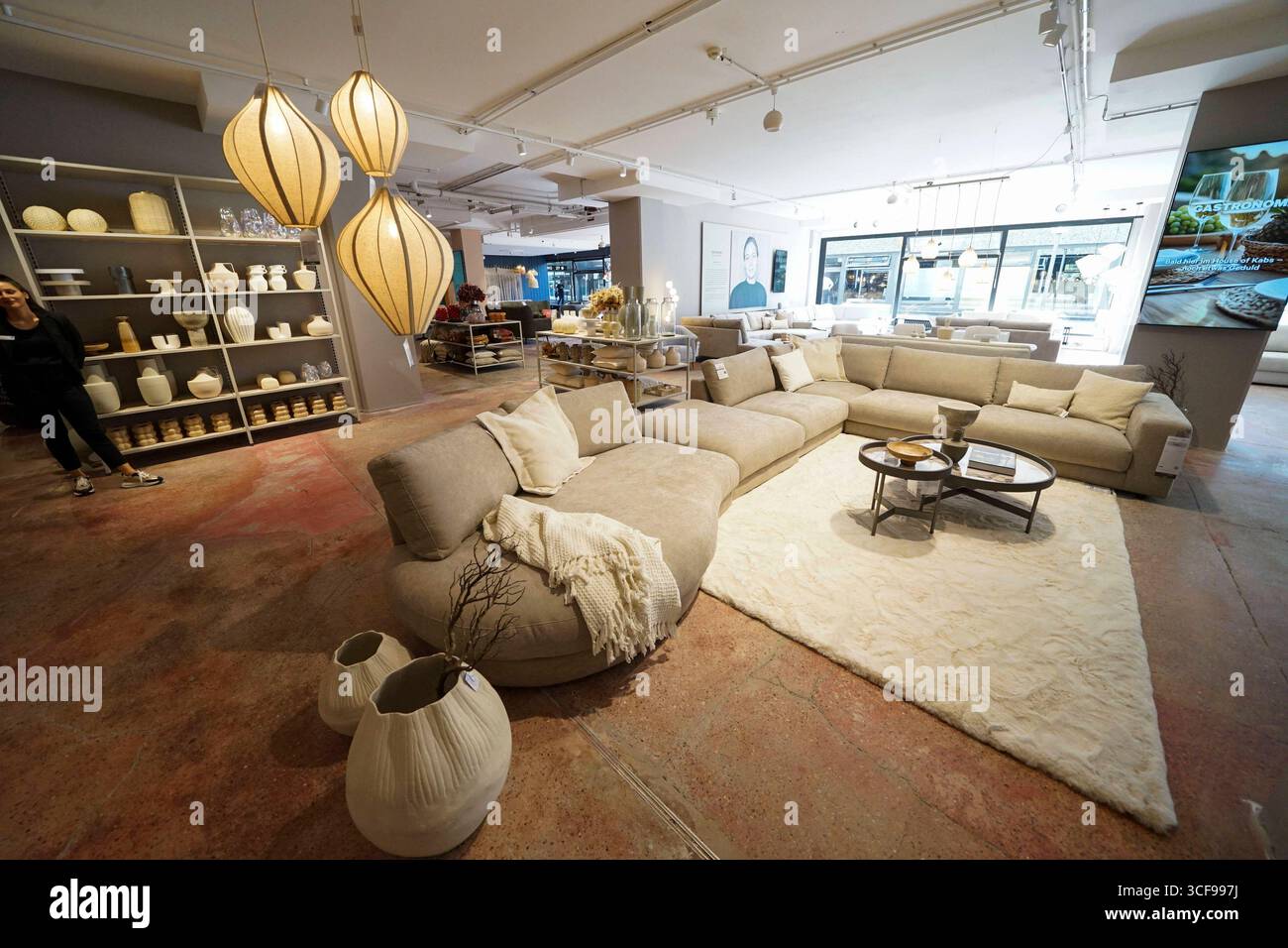 cntv-Ausstellungsraum mit diversen Moebeln im Geschaeft in der City Nord Hamburg-City Nord 21.08 ...