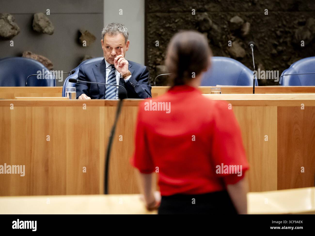 THE HAGUE – Caretaker Minister of Foreign Affairs Caspar Veldkamp (left ...