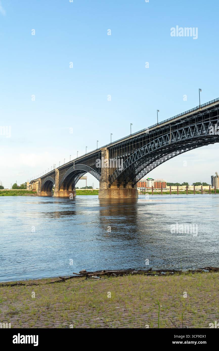 The historic Eads Bridge spanning the Mississippi river. Completed in ...