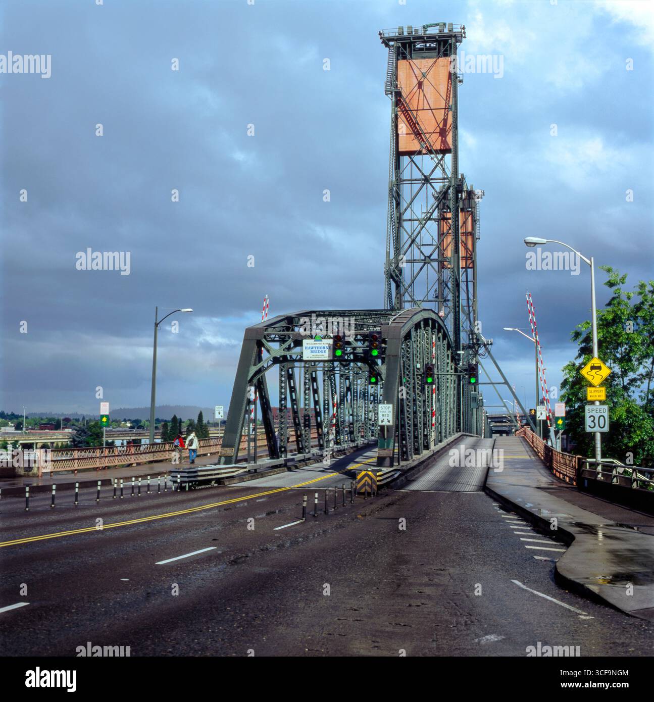 Hawthorne Bridge Portland, Oregon, Multnomah County, USA. The Hawthorne ...