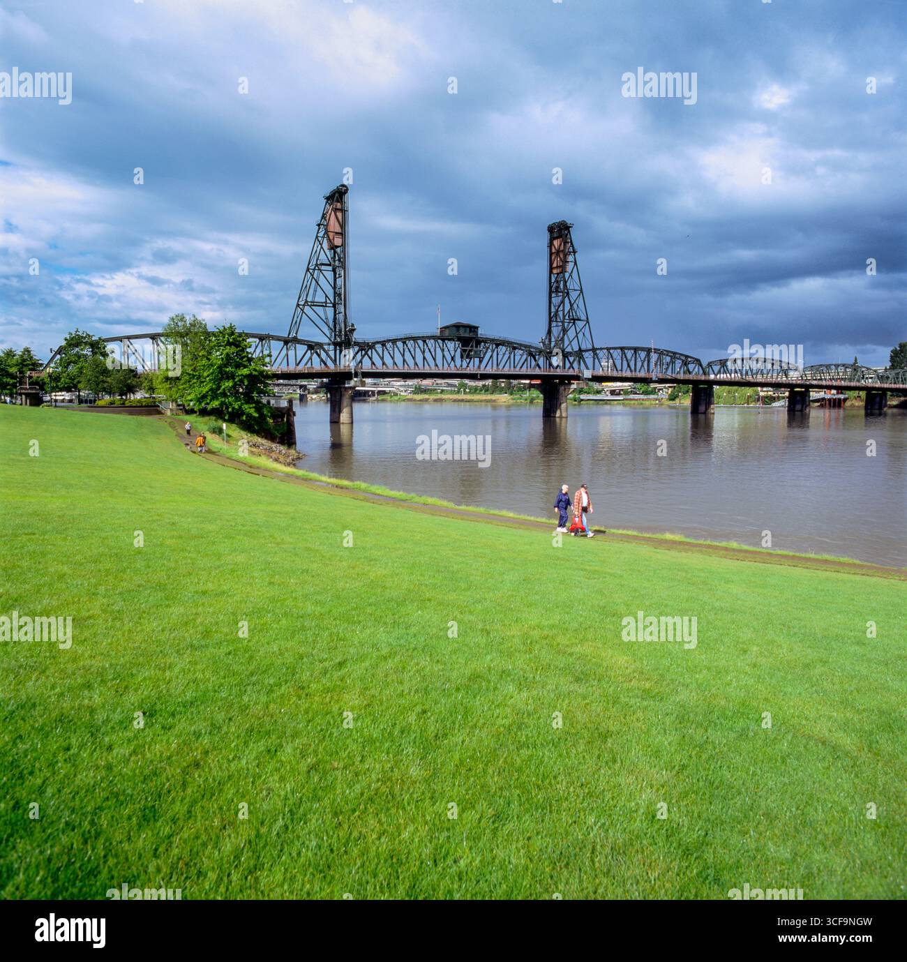 Hawthorne Bridge Portland, Oregon, Multnomah County, USA. The Hawthorne ...