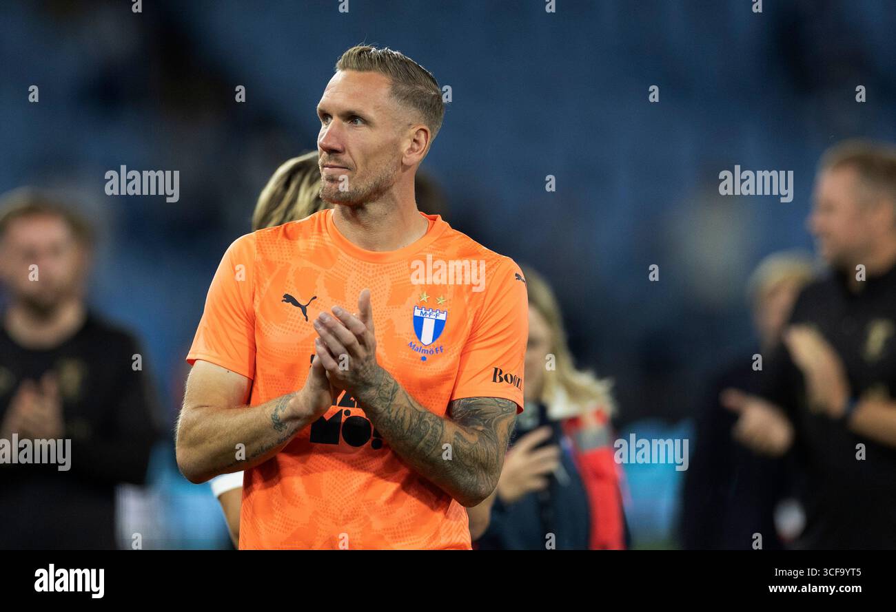 MALMÖ, SVERIGE 20250821Malmö FF:s målvakt, Robin Olsen ackar fansen ...
