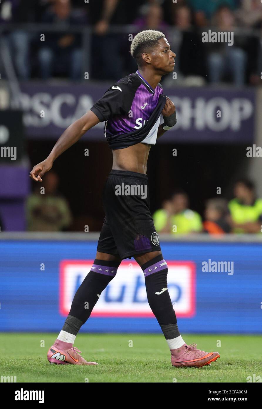 Anderlecht's Nilson Angulo looks dejected during a soccer game between ...