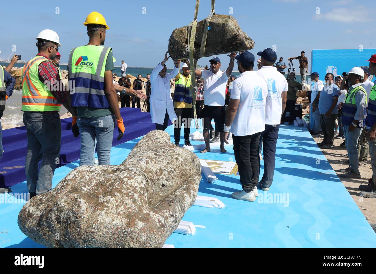 Divers retrieve submerged artefacts in Egypt Egyptian archaeologists ...