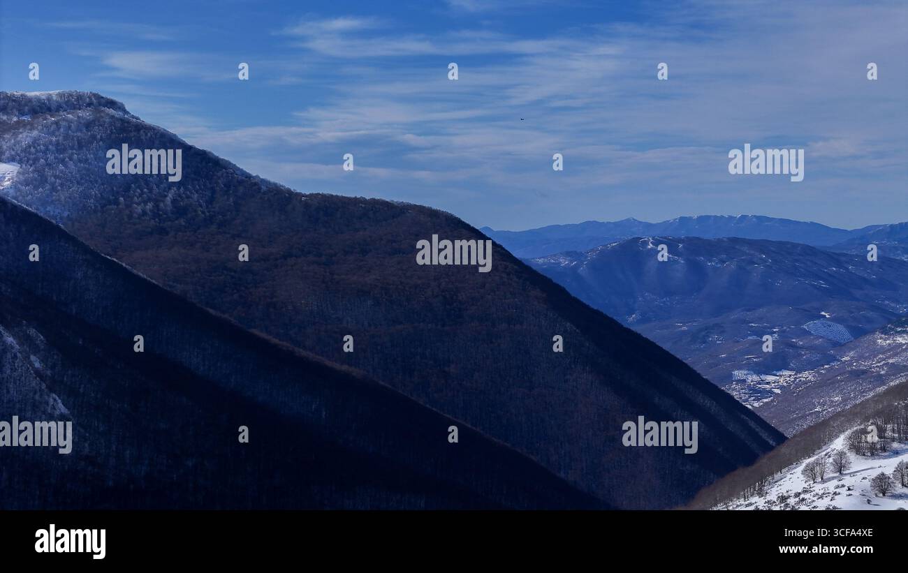 Drift lazily overhead hi-res stock photography and images - Alamy