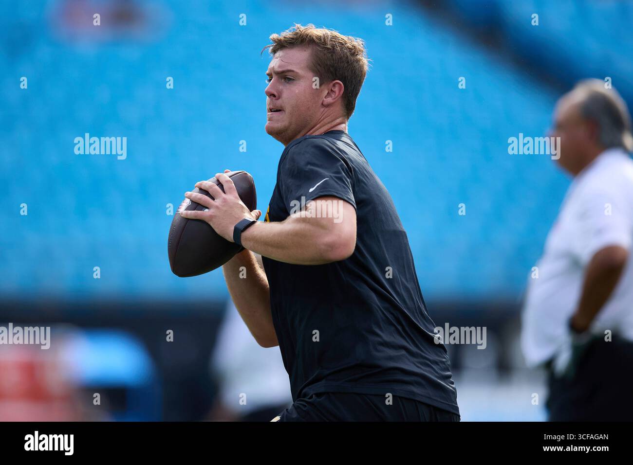 Pittsburgh Steelers quarterback Will Howard (18) warms up prior to an ...