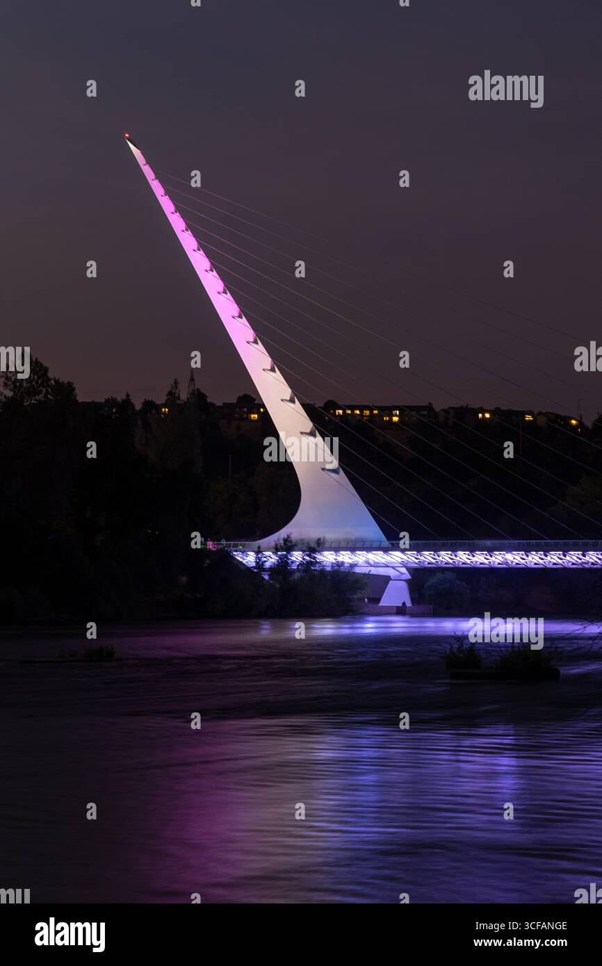View of the Sundial Bridge in Redding at dusk Stock Photo - Alamy