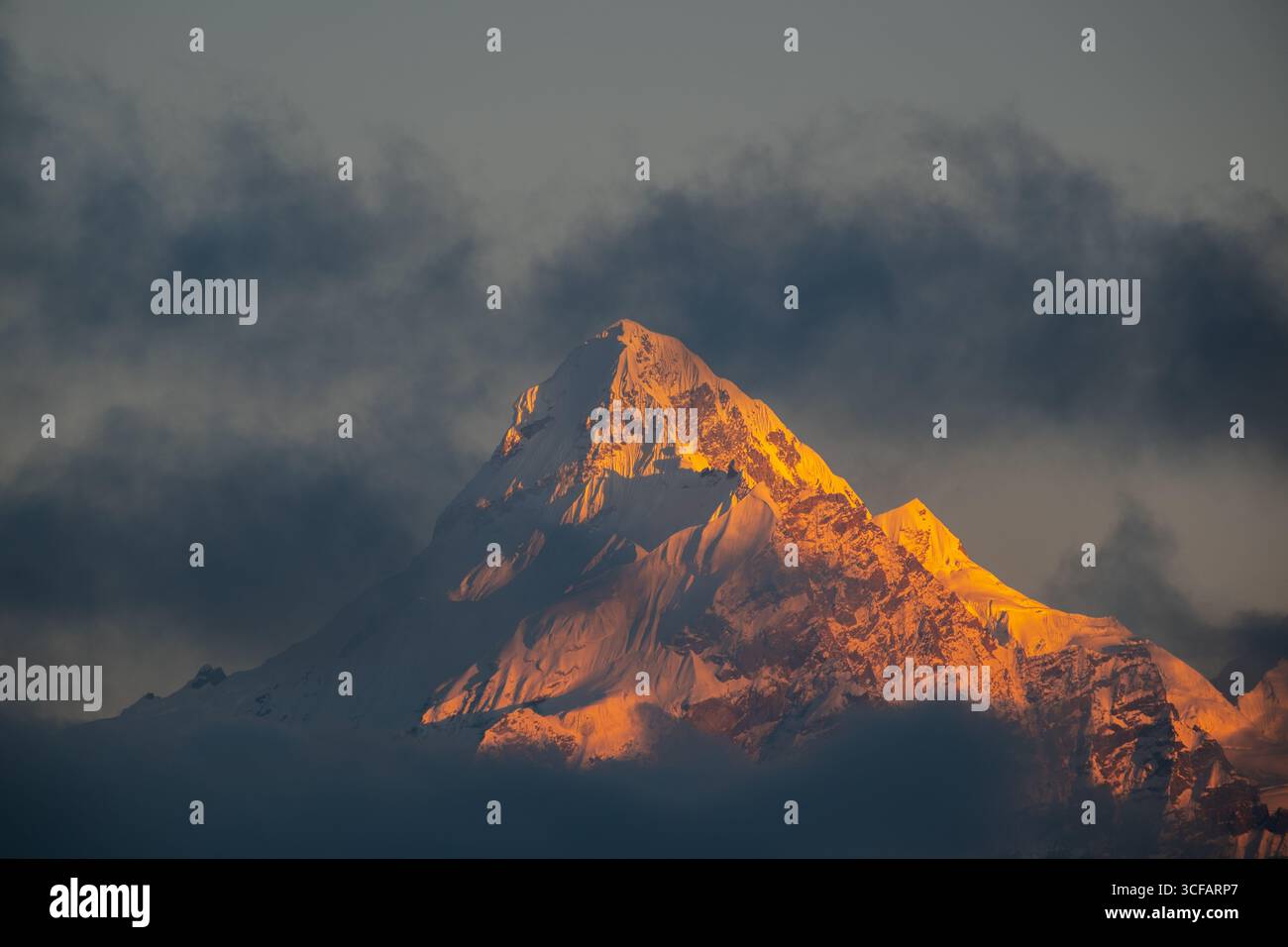 Nepalese village manaslu mountain circuit hi-res stock photography and ...