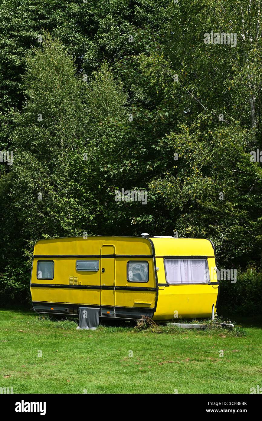 Yellow painted caravan Stock Photo - Alamy