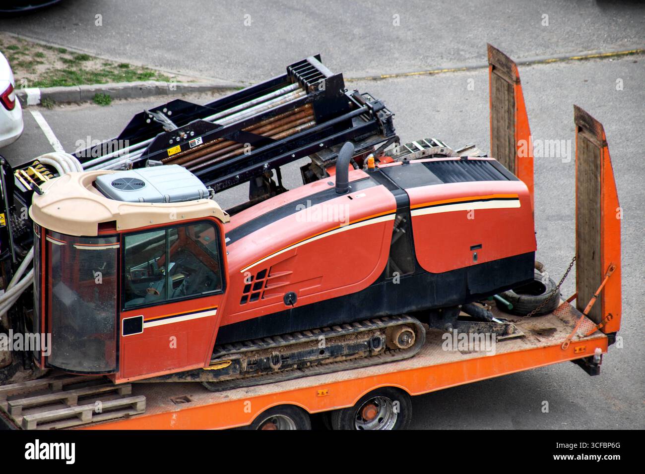 Modern machine for horizontal drilling and laying of water pipes and ...