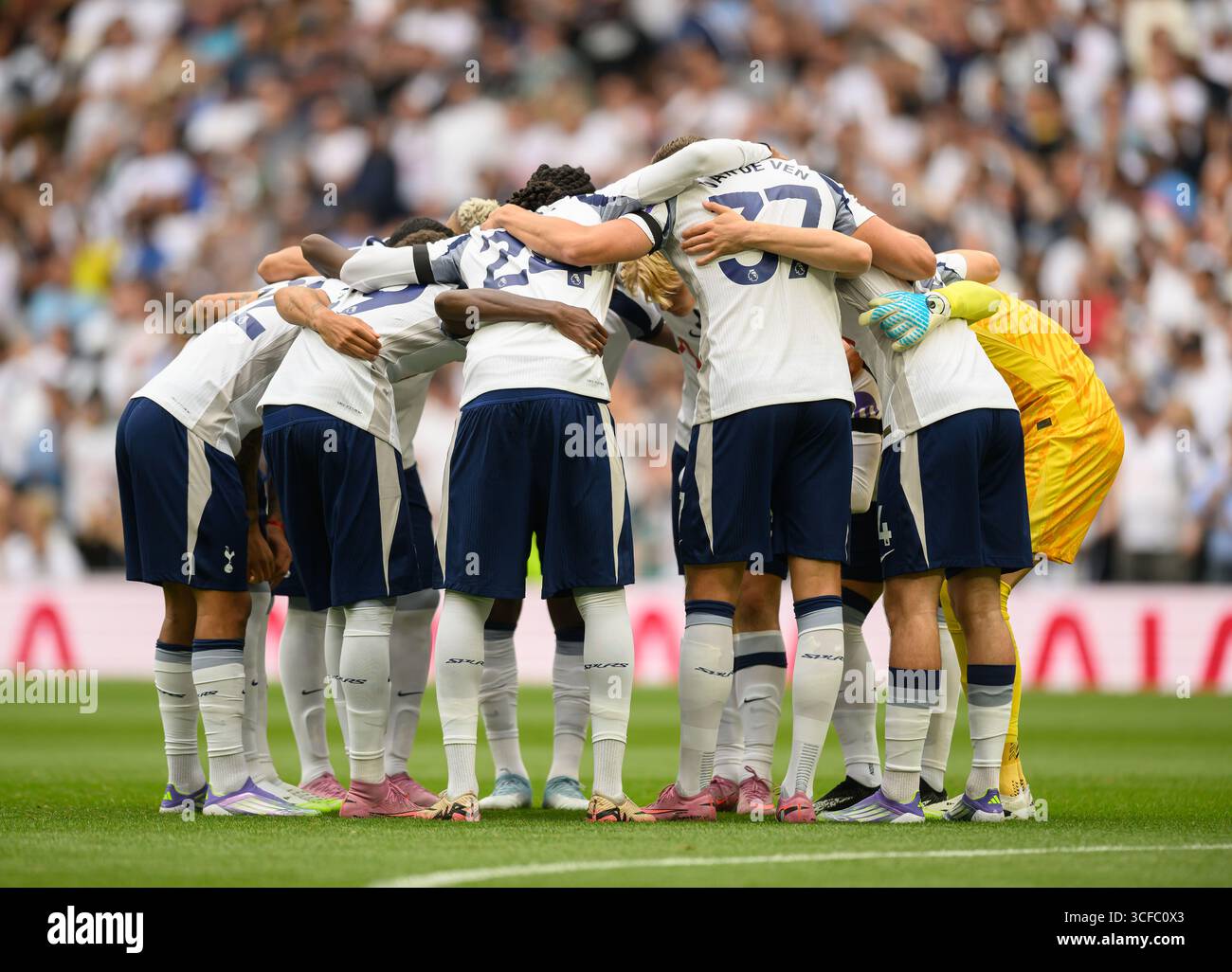 Burnley have team huddle hi-res stock photography and images - Alamy