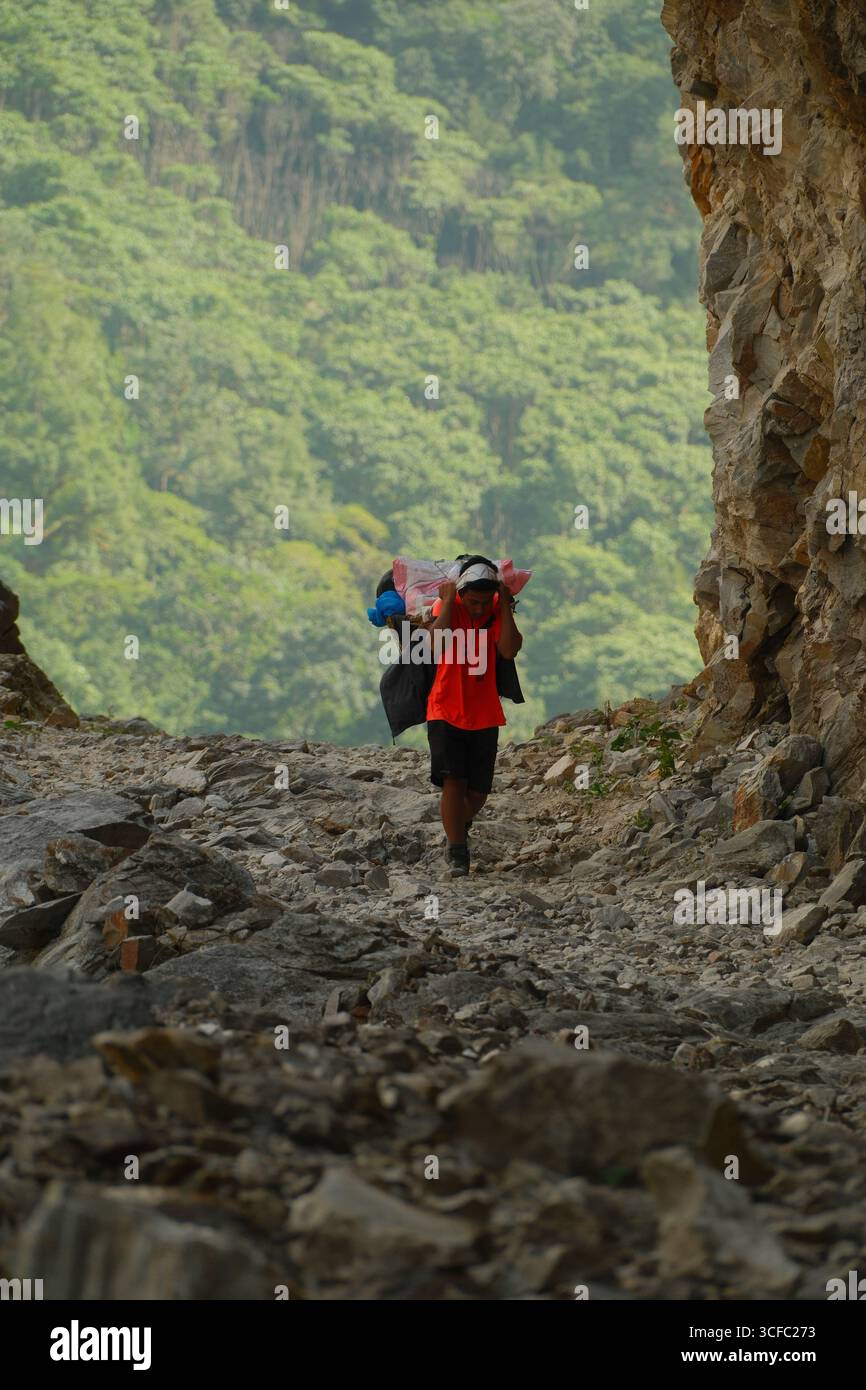 Himalayan porter heritage hi-res stock photography and images - Alamy