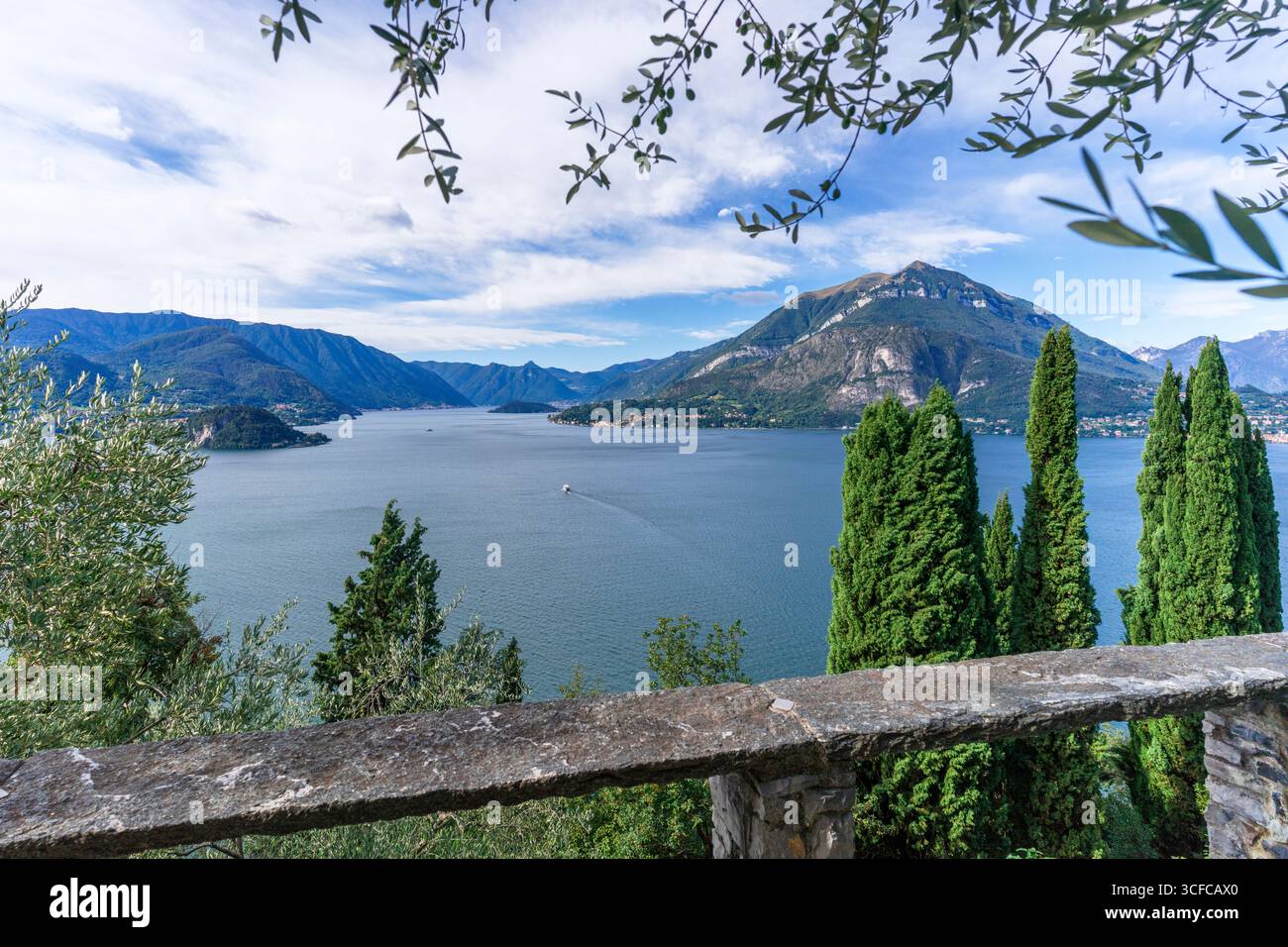 Castello vezio como hi-res stock photography and images - Alamy