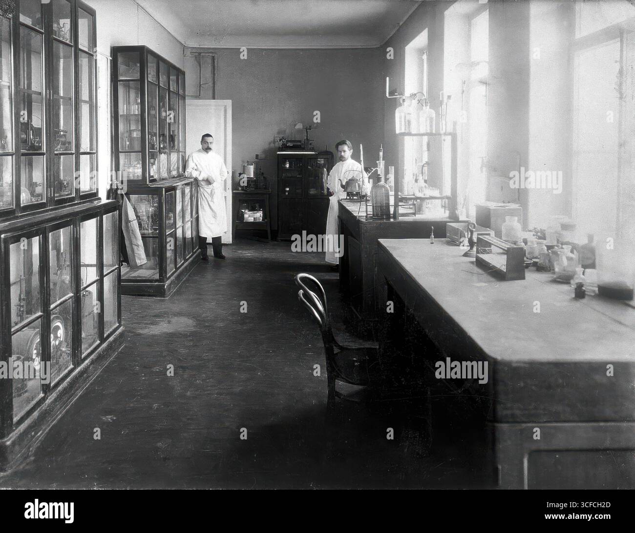 1900s medical apparatus hi-res stock photography and images - Alamy