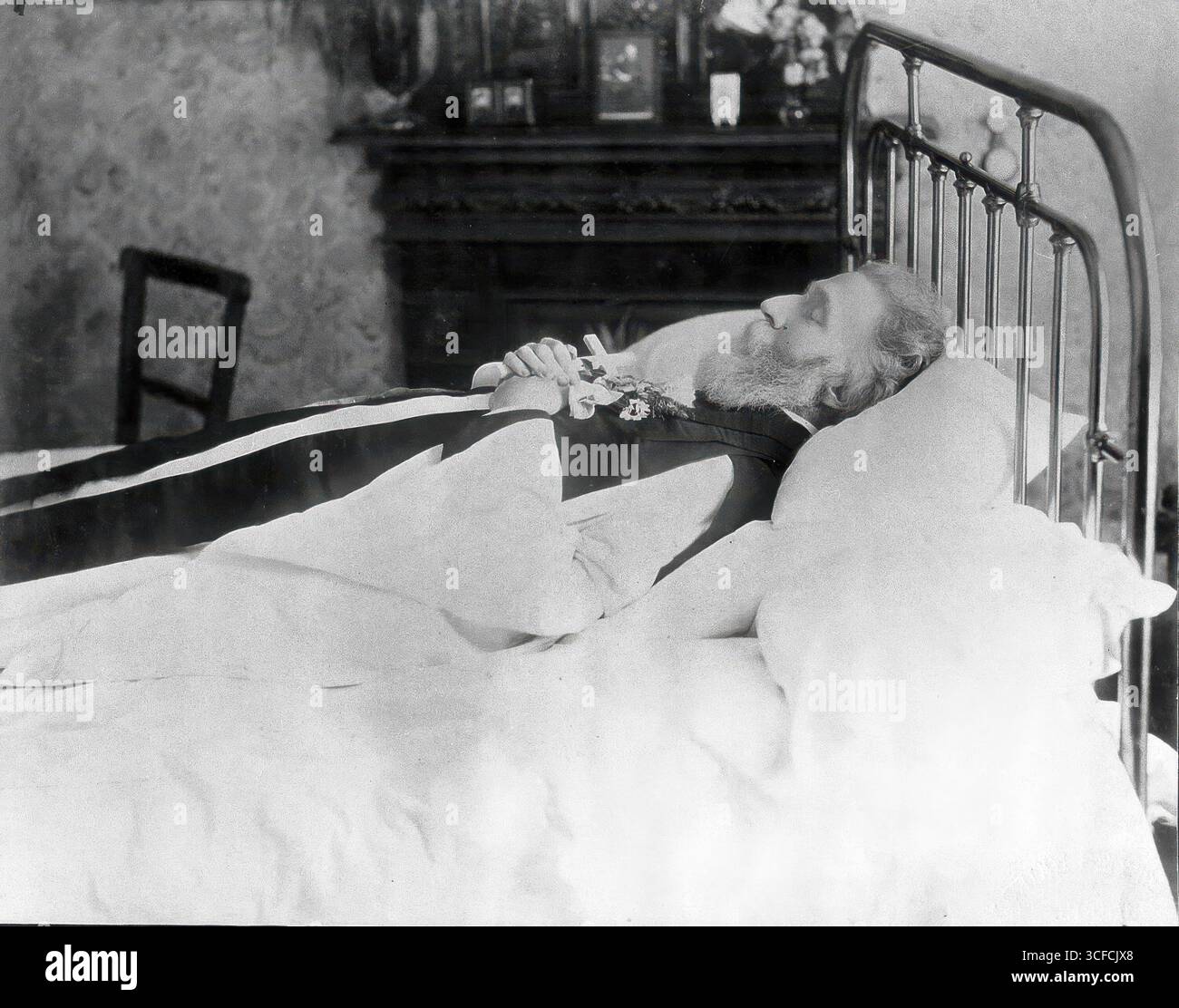 Old man on his deathbed hi-res stock photography and images - Alamy