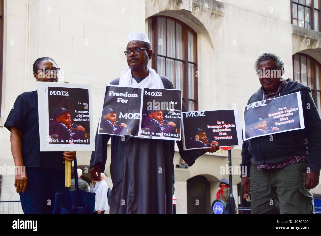 August 22, 2025, London, England, United Kingdom: Supporters and ...