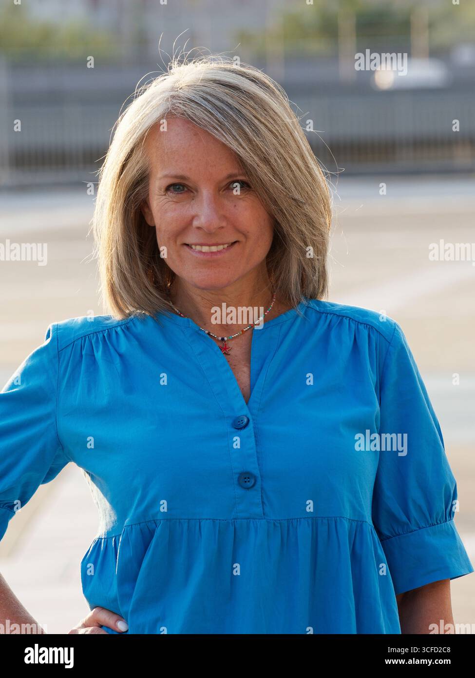 Hand on hip hi-res stock photography and images - Alamy